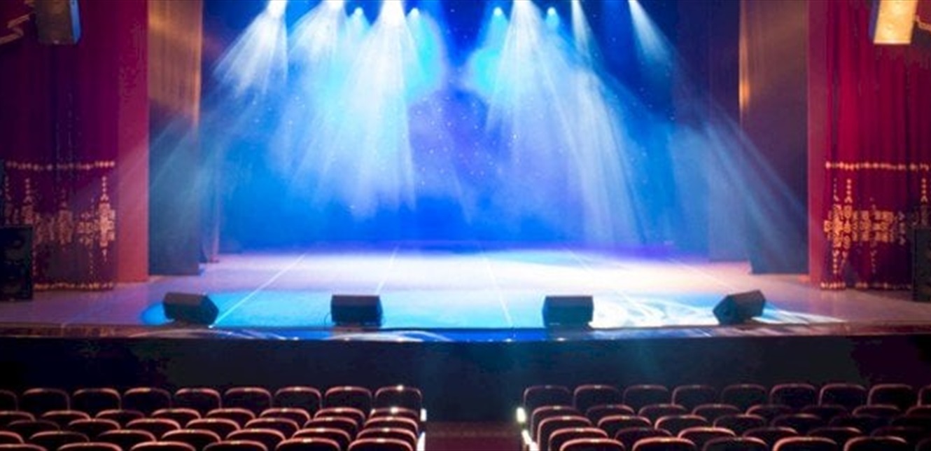 شاهد.. الفنانة الشهيرة ترقص مع محمد منير على المسرح