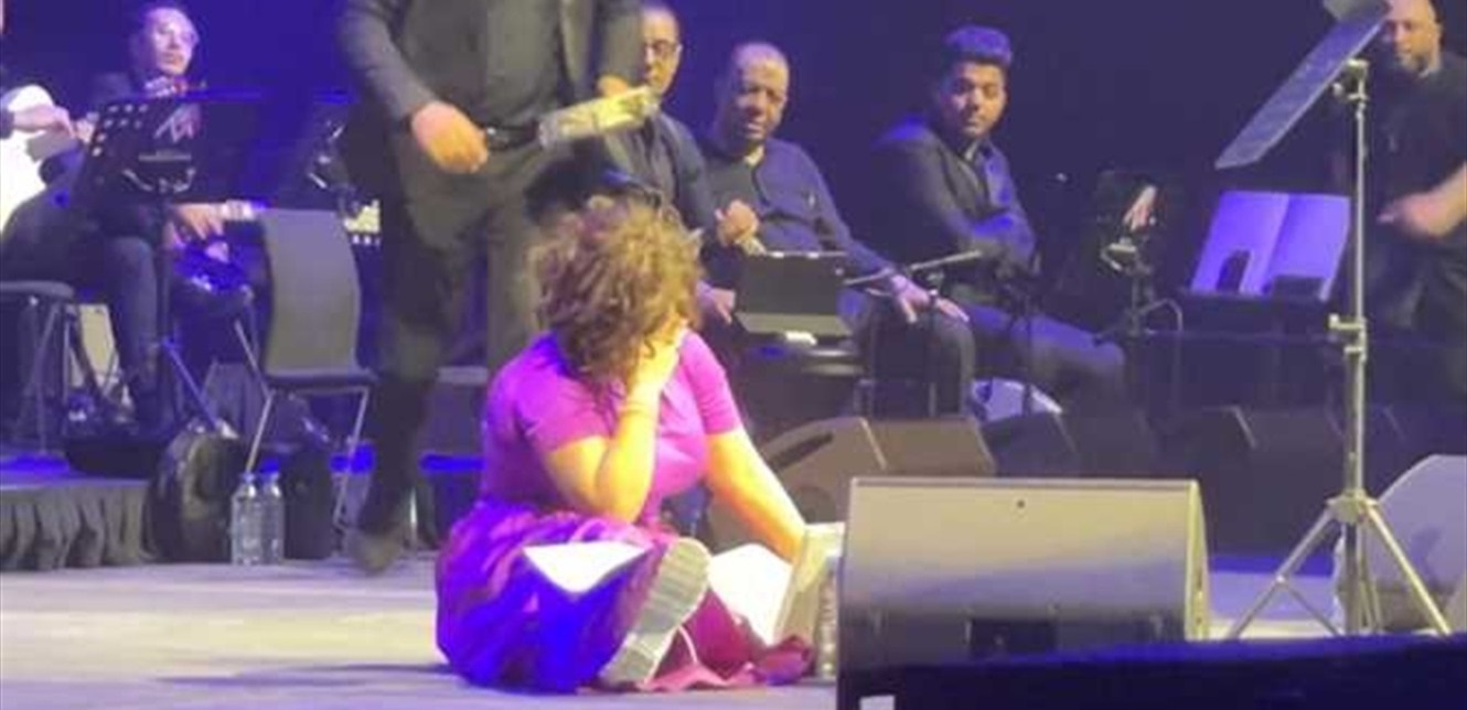 موقف محرج شيرين عبد الوهاب تسقط على المسرح خلال حفلها في دبي فيديو