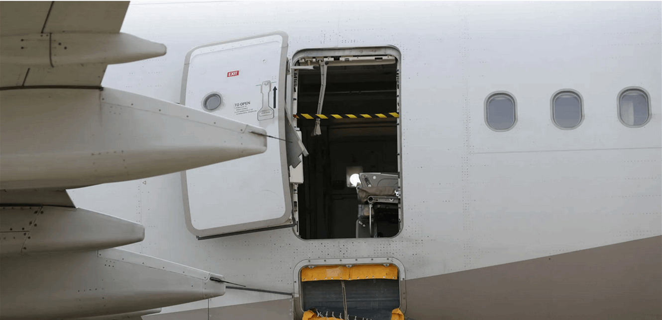 بعد فتح راكب باب طائرتها بالجو.. هذا ما فعلته شركة الطيران