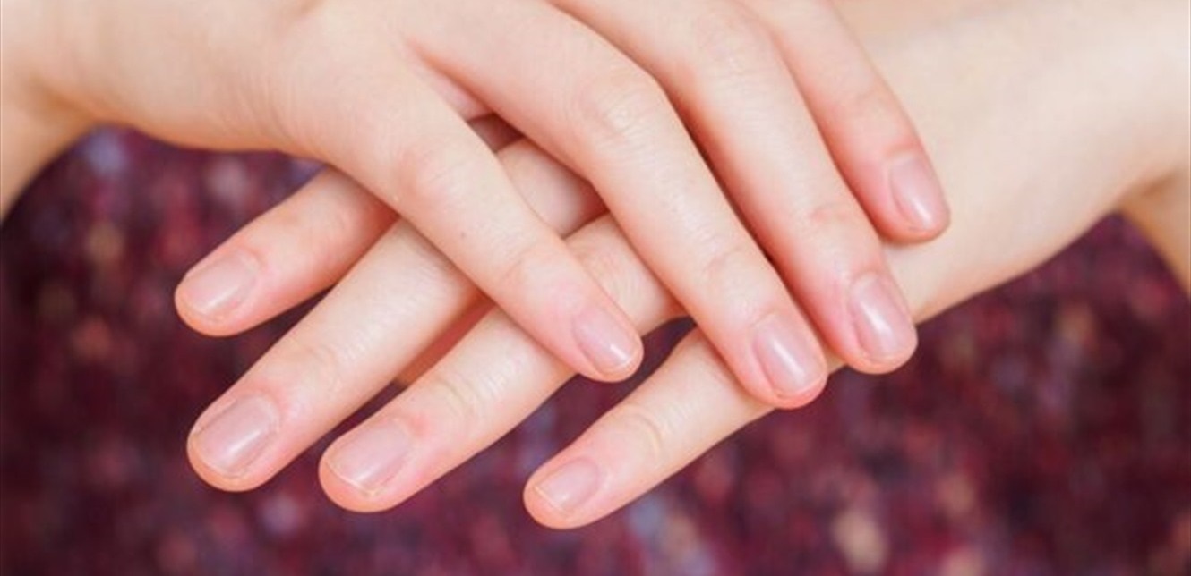هل تعانين من الأظافر الهشة؟ إليك هذه النصائح لتقويتها والحفاظ عليها