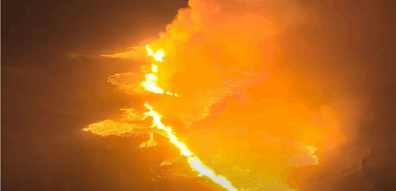 بركان مرعب في آيسلندا.. الحمم أضاءت المكان