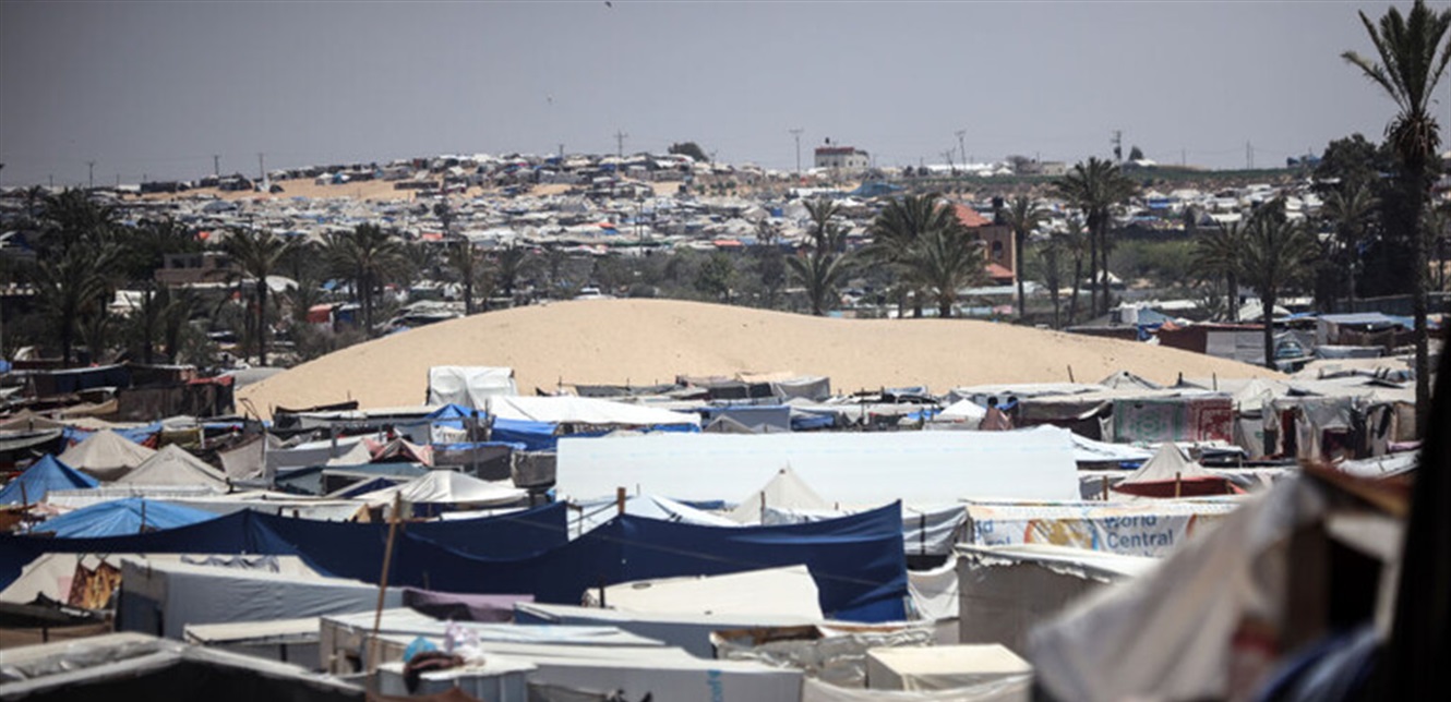 في منطقة المواصي الجيش الإسرائيلي يقصف خيام النازحين