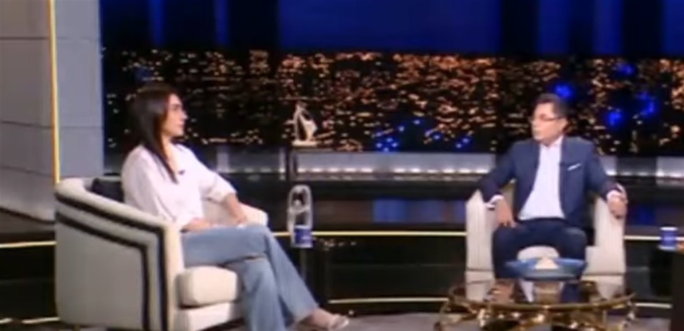 المذيع لجأ إلى فاصل إعلاني.. فنانة شهيرة تنهار على الهواء مباشرة شاهدوا ...