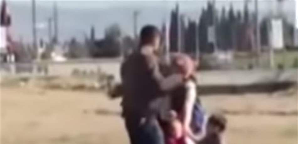 حادثة مروّعة رجلٌ يعتدي بالضرب على زوجته أمام أطفالهما فيديو