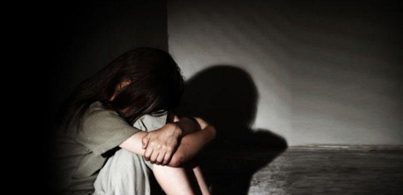 تفاصيل قضية تحرّش في زحلة هذا ما فعله رجلٌ مع فتاة قاصر بغرفة نومه