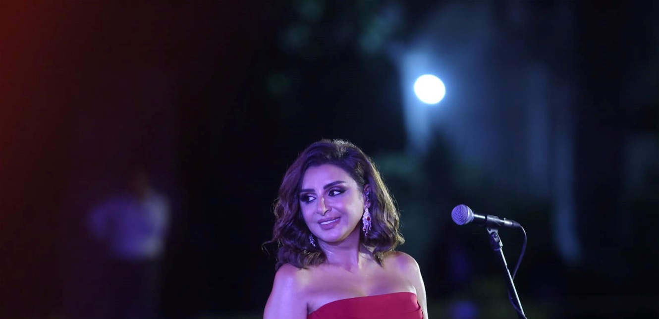 Special clips from Angham's concert at the Opera House... Crying ...