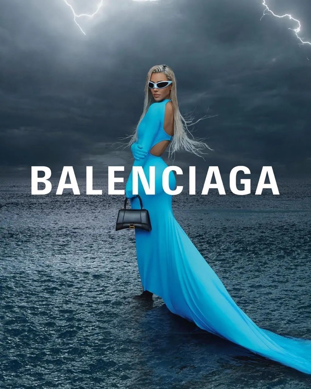 كيم كارداشيان تمشي على الماء....وهذا سعر إطلالتها (صورة)