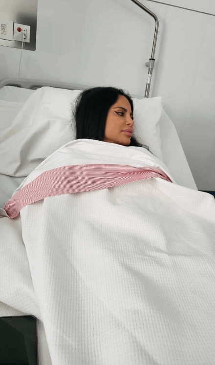 فنانة لبنانية شهيرة تدخل بشكل طارئ الى المستشفى وهذا وضعها الصحي صور