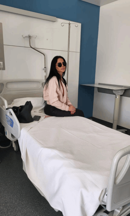 فنانة لبنانية شهيرة تدخل بشكل طارئ الى المستشفى وهذا وضعها الصحي صور